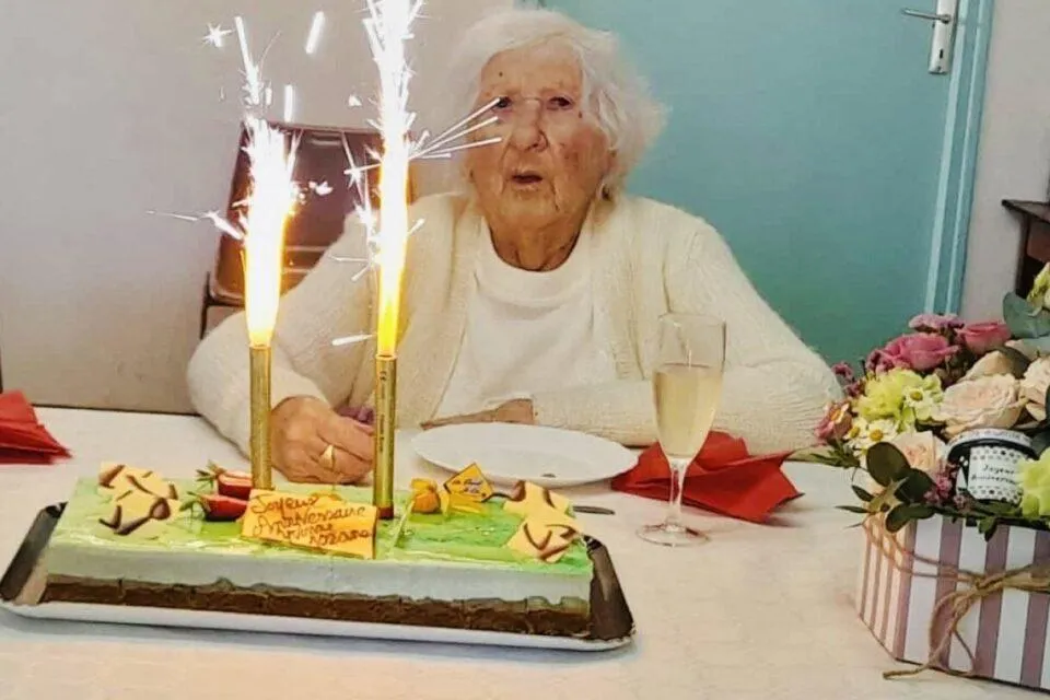 Toujours souriante et enjouée, Yvonne Traves, doyenne de Merléac, est ...