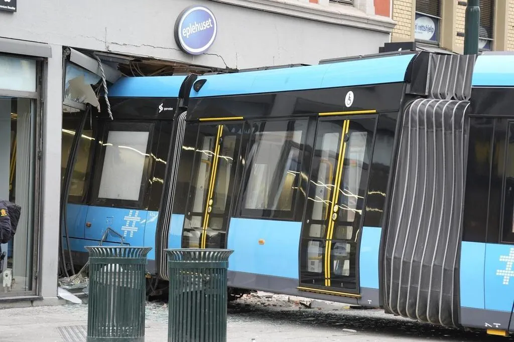 Le tramway déraille et finit sa course dans la vitrine d’un magasin : accident spectaculaire à ...