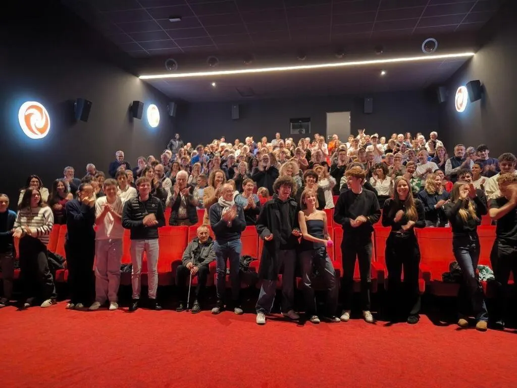 Salle de cinéma pleine pour l’avant- première du film « Le Panache » à ...