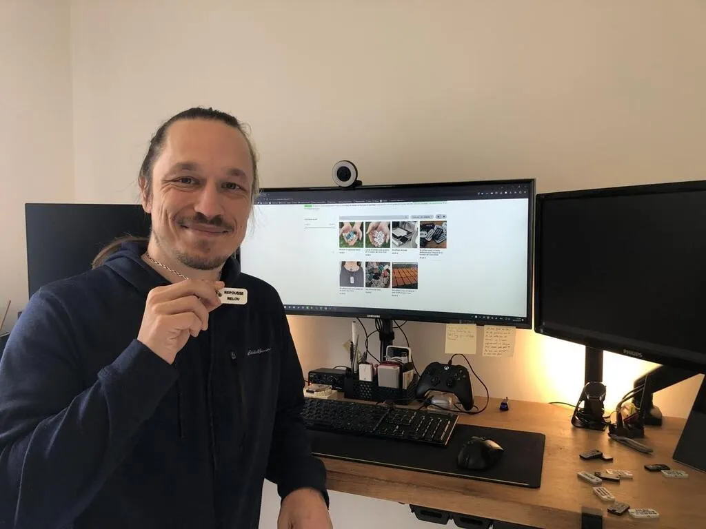 Face au harcèlement de rue, ce Normand crée un sifflet «repousse-relou ...