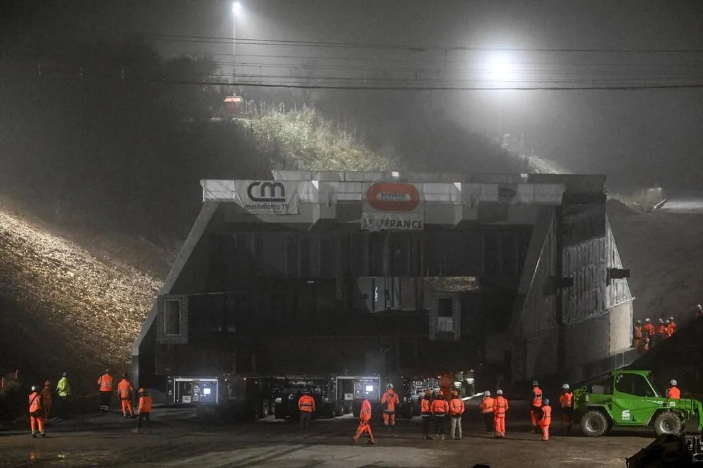 REPORTAGE. Un pont de 1 700 tonnes installé en une nuit, aux portes de ...