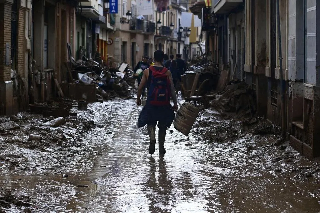 Inondations en Espagne : les habitants de la région de Valence appelés ...