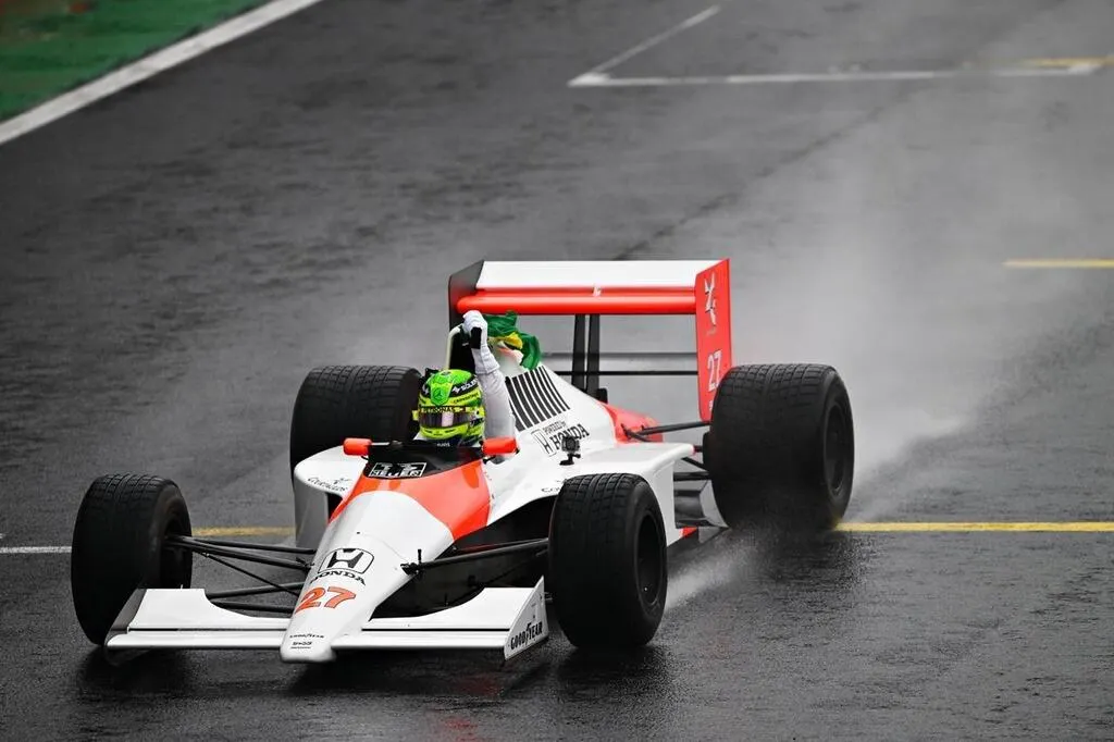 VIDÉO. F1 : Lewis Hamilton rend hommage à Ayrton Senna en conduisant sa ...