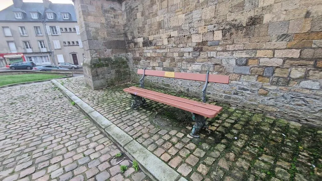 Depuis dix ans, ce banc rend hommage à une personnalité de Coutances ...