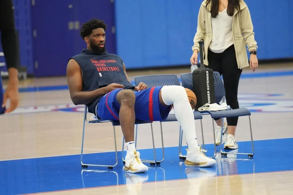NBA. Joël Embiid suspendu trois matches pour avoir bousculé un journaliste . Sport - Le Mans ...