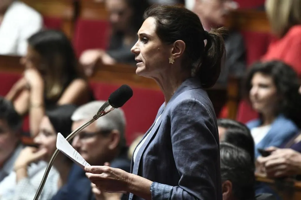 Soumission chimique : une confrontation entre la députée Sandrine Josso ...