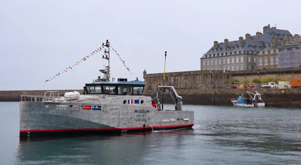 « La Korrigane », le bateau du Muséum national d’histoire naturelle a été baptisé à - Redon ...