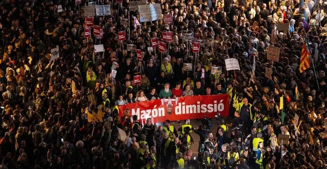 Inondations en Espagne : des milliers de manifestants à Valence contre ...