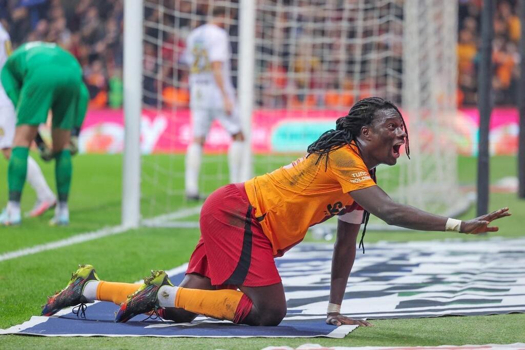 Bafétimbi Gomis Ancien Joueur De Lol Et De Lasse Annonce La Fin De
