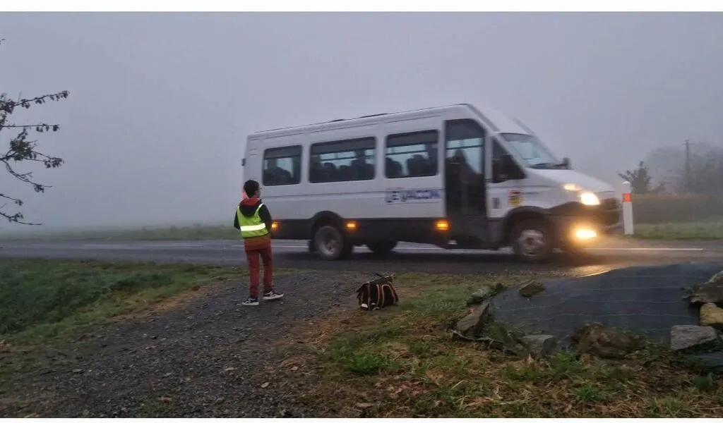 Dans les Côtes-d’Armor, le bus scolaire passe devant chez elle… mais ne ...