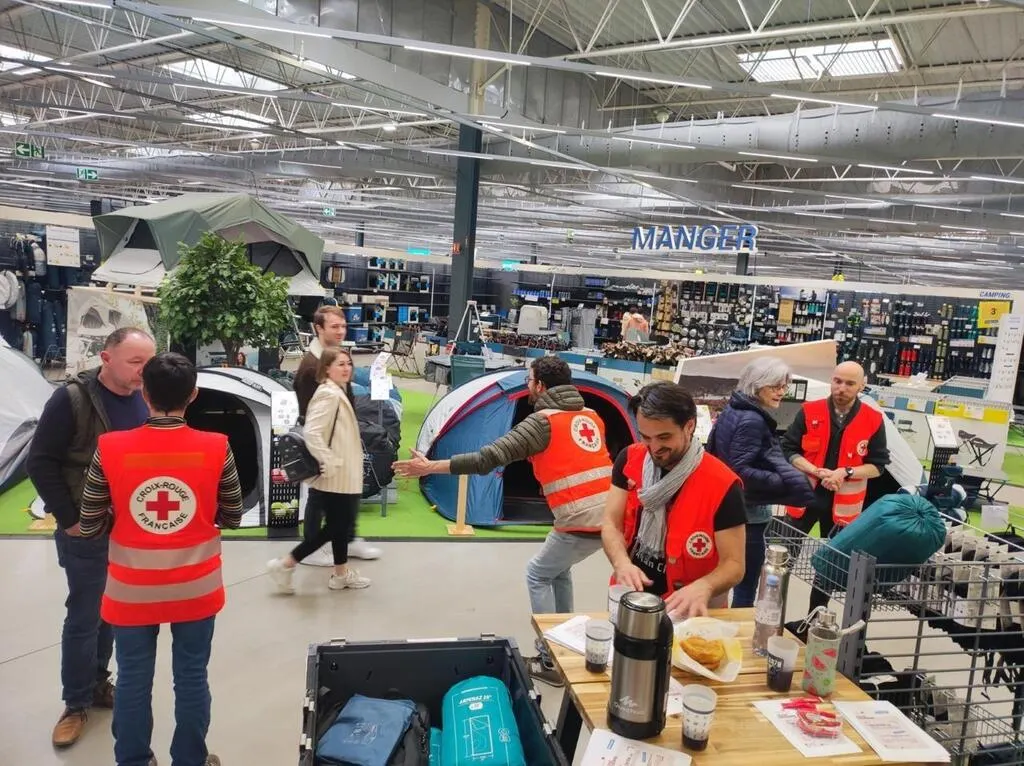 La Croix rouge collecte des vêtements chauds destinés aux plus démunis ...