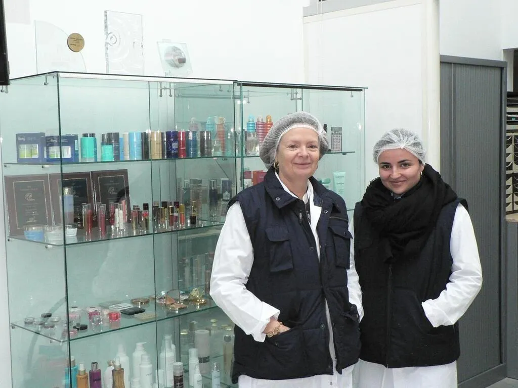 Une grande marque de cosmétiques ouvre les portes de son entreprise en ...