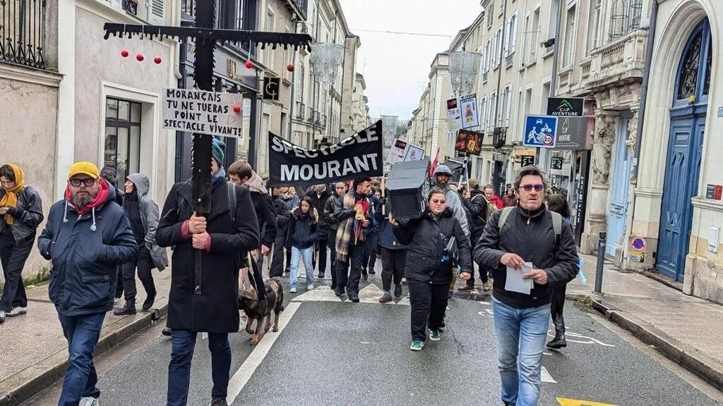 « Spectacle mourant » : une marche funèbre des acteurs de la culture à ...