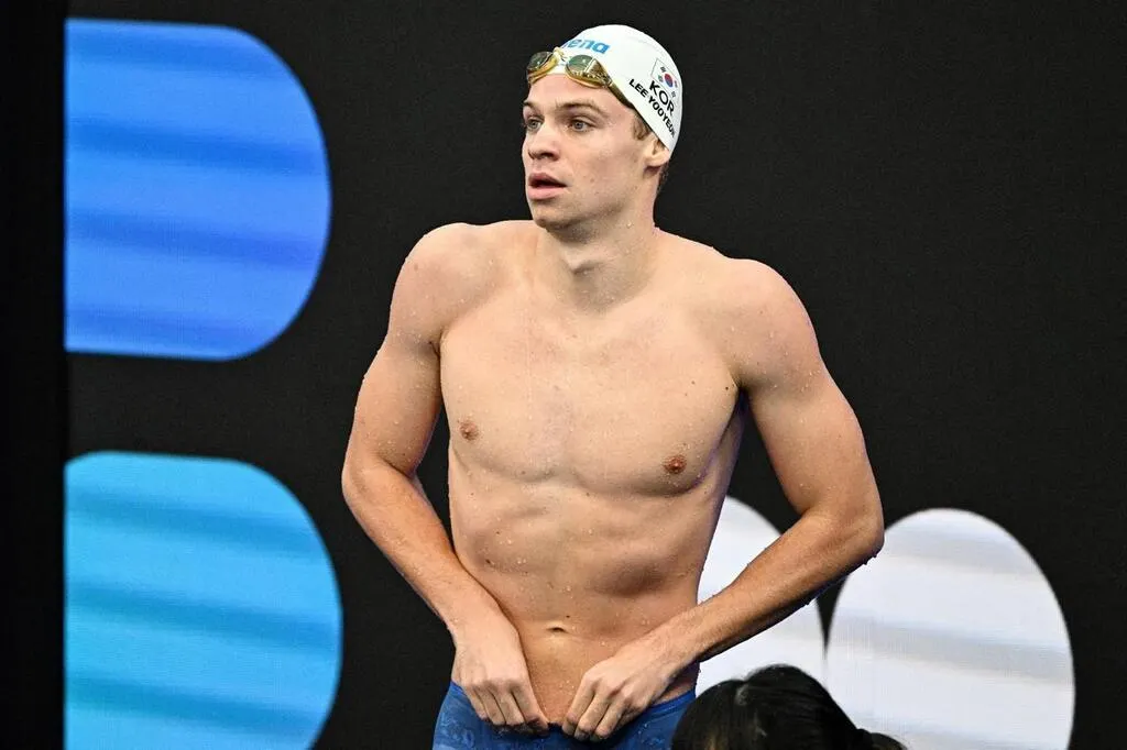 Léon Marchand, « épuisé », déclare forfait pour les championnats du ...