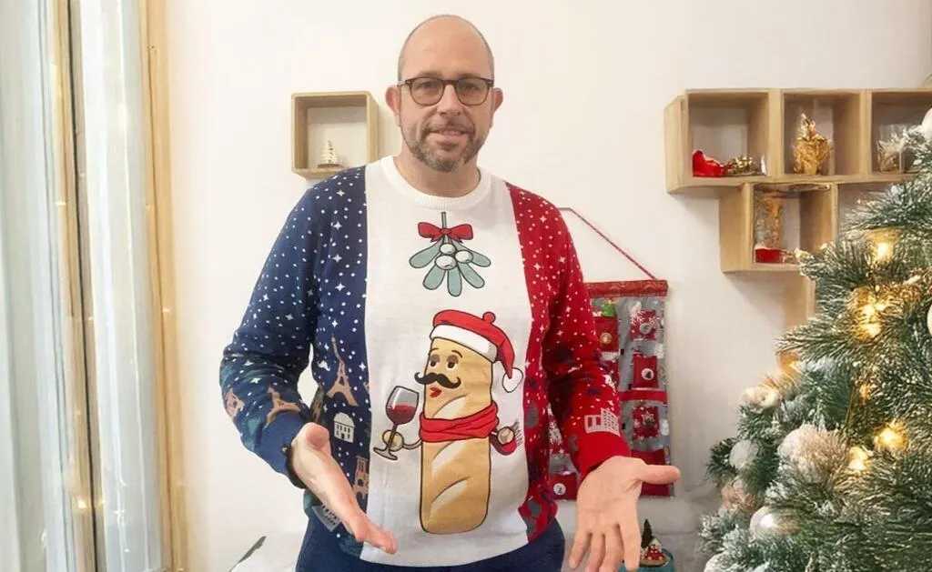 Ce quadragénaire a tout plaqué pour vendre des pulls moches de Noël : « c’est kitsch mais ...