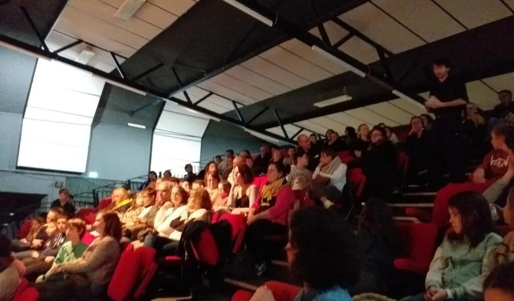 « Impros de l’écran » : une immersion dans nos habitudes et nos réflexes numériques à - Lorient ...