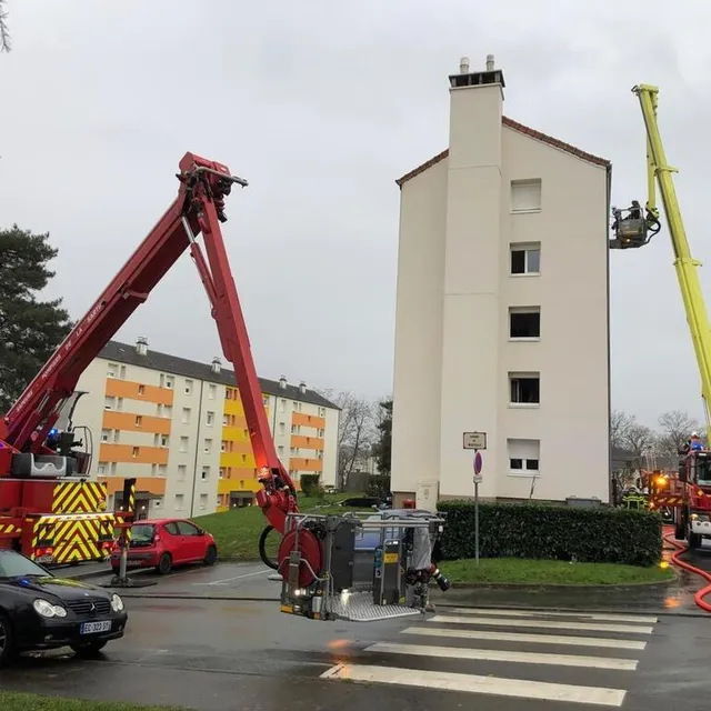 Au Mans, des habitants sautent par les fenêtres d’un immeuble pour échapper aux flammes - Le ...
