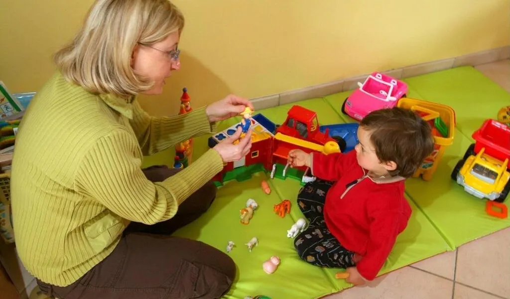 Garde d’enfant : la Cour des comptes recommande de favoriser les congés ...