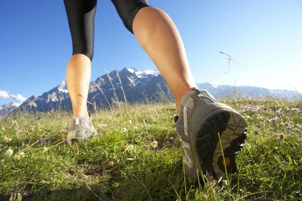 Qu’est-ce que le retro-walking, cette marche à reculons si prisée pour ...