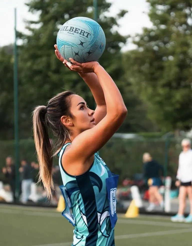 Maman, Néo-Zélandaise, 12 ans loin du haut niveau… et sélectionnée en ...