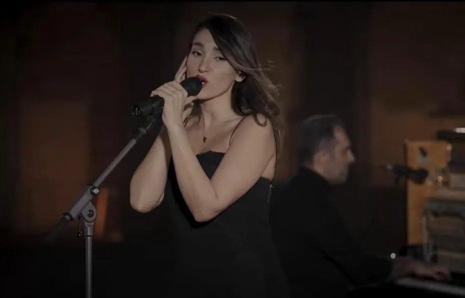 La chanteuse Parastoo Ahmadi poursuivie par la justice iranienne pour avoir chanté sans voile ...