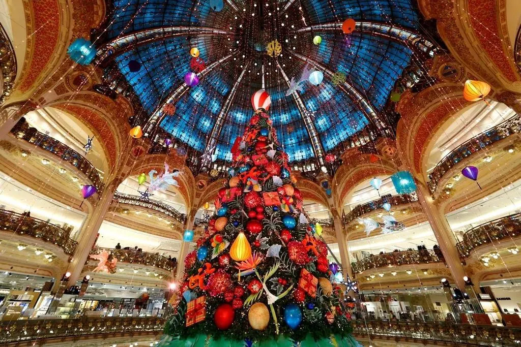 À la découverte des fabuleuses vitrines de Noël à Paris, un spectacle ...