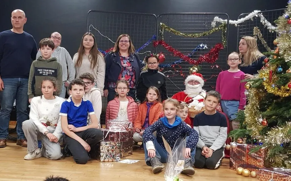 Lantic. La foule au marché de Noël des jeunes lanticais - Lannion ...