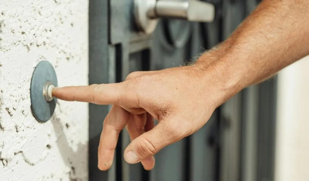 Il se fait passer pour un agent EDF et escroque 12 000 € à des ...