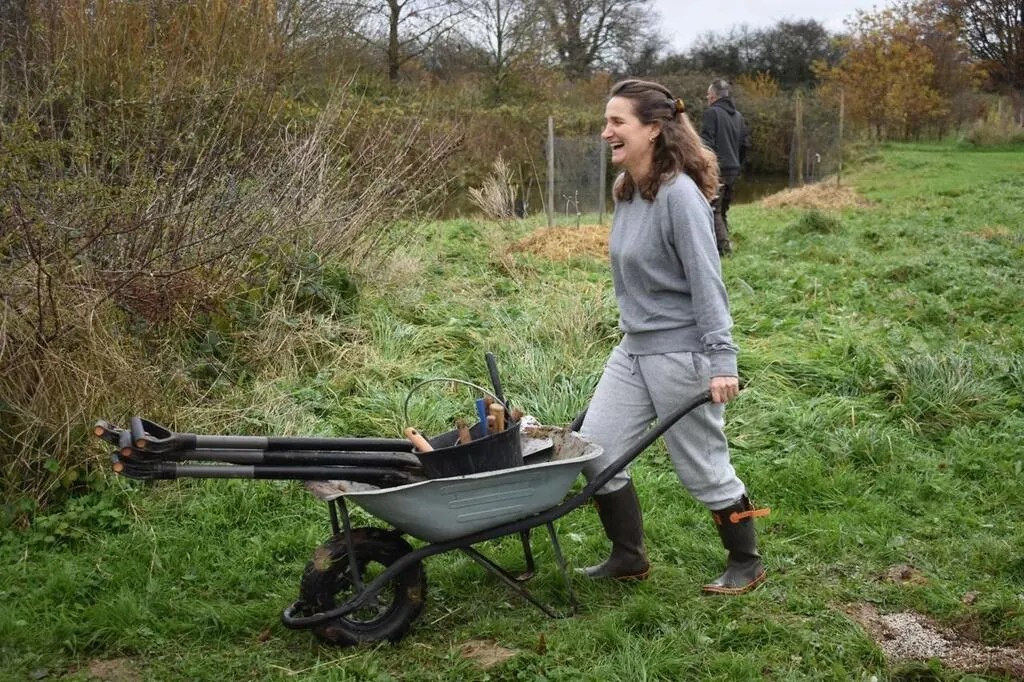 Ancien reporter de guerre à la BBC, il a tout lâché pour se lancer dans ...