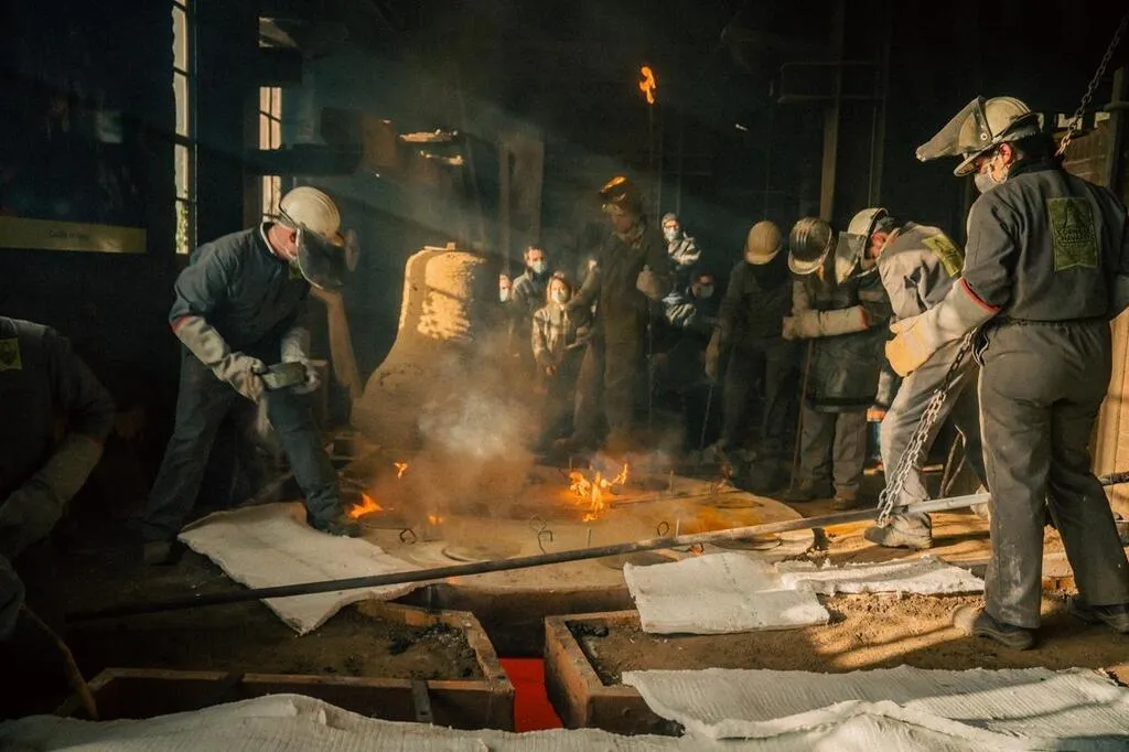 « On en coule une par décennie » : cette cloche hors norme va débarquer ...