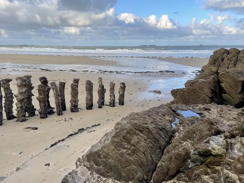 Le corps d’une femme découvert sur une plage de Saint-Malo, ce lundi matin - Saint-Brieuc ...