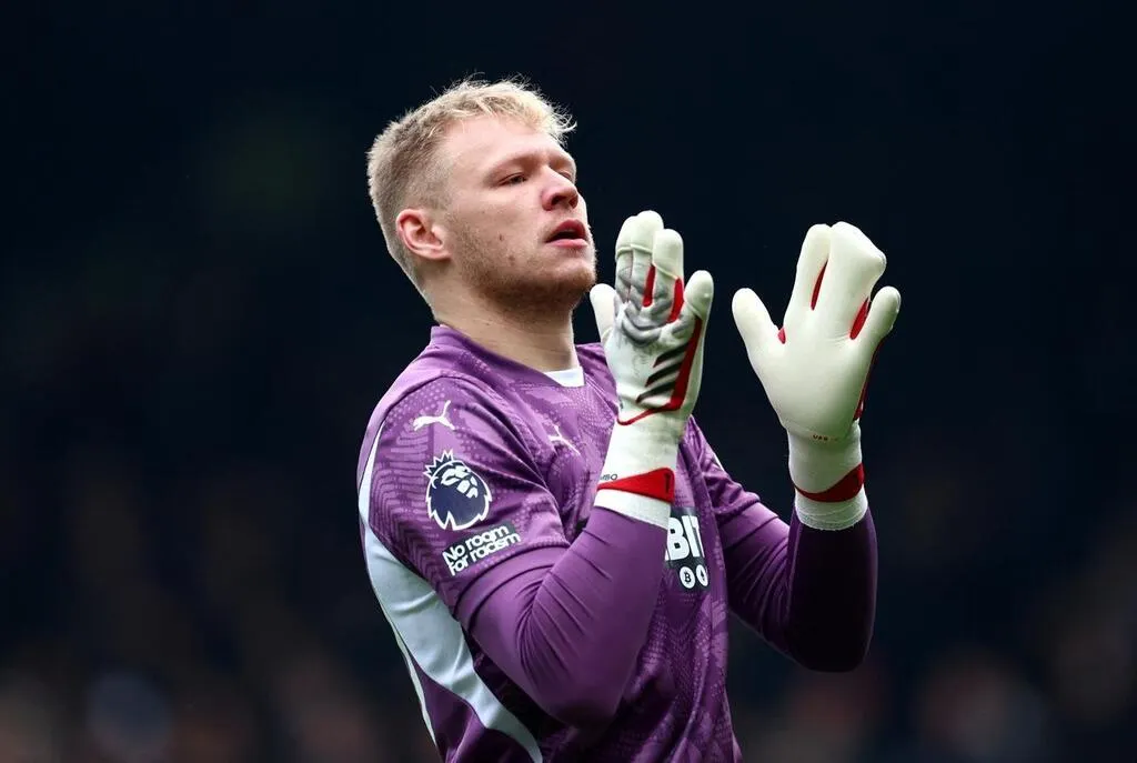 Pourquoi Aaron Ramsdale, gardien de Southampton, a joué avec un gant à ...