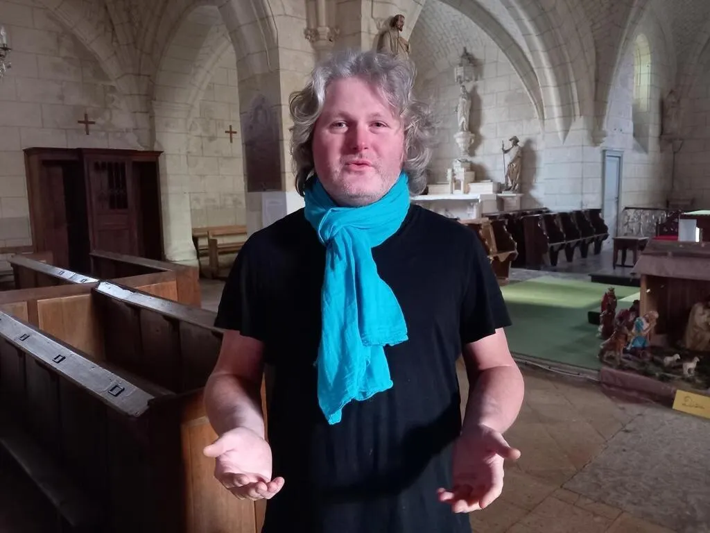 Il chante seul dans des églises désertes : « La voix trouve le chemin ...