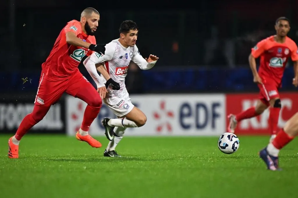Coupe de France. Après avoir jeté le ballon sur un Lillois, un joueur ...