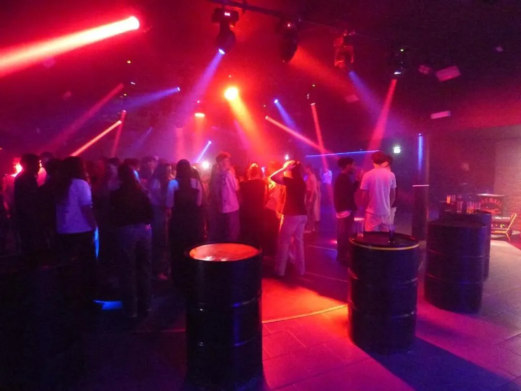 REPORTAGE. Dans cette boîte de nuit, des soirées réservées aux 13-17 ...