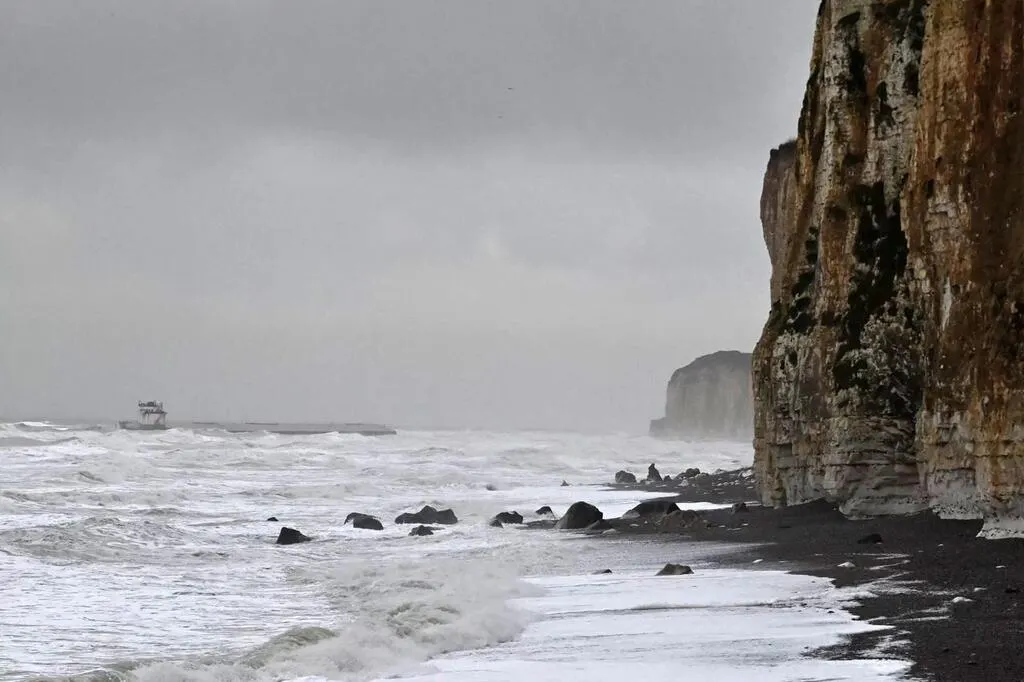 Barge échouée sur une plage de Normandie : il a fallu la journée pour ...