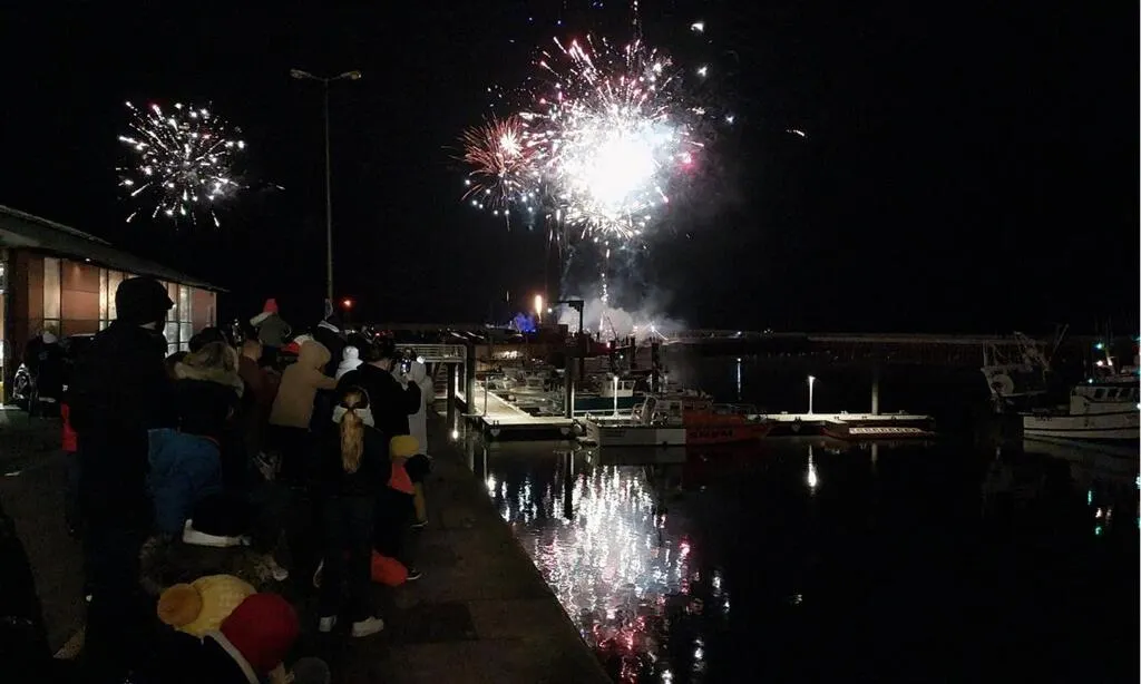 Port-en-Bessin-Huppain. Un feu d’artifice tiré depuis les chalutiers - Caen.maville.com