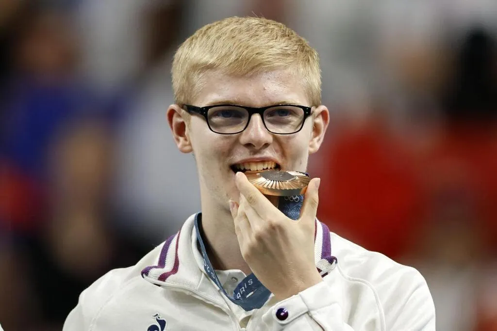 À 18 ans seulement, le pongiste star Félix Lebrun inaugure une salle à ...