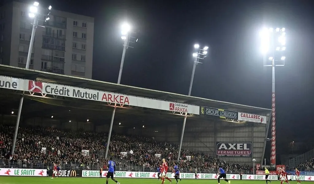 Stade Brestois. Petit stade, atmosphère dure, pluie… Pourquoi Le Blé ...