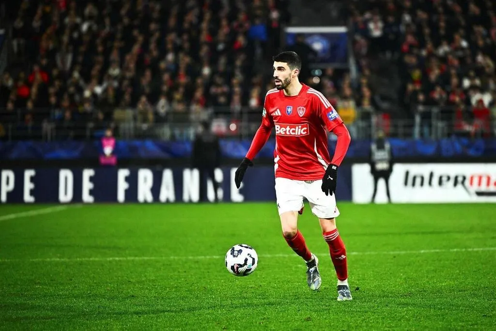 Stade Brestois. «S’il doit s’arrêter à chaque fois qu’il prend un coup» : Lees-Melou - Menton ...