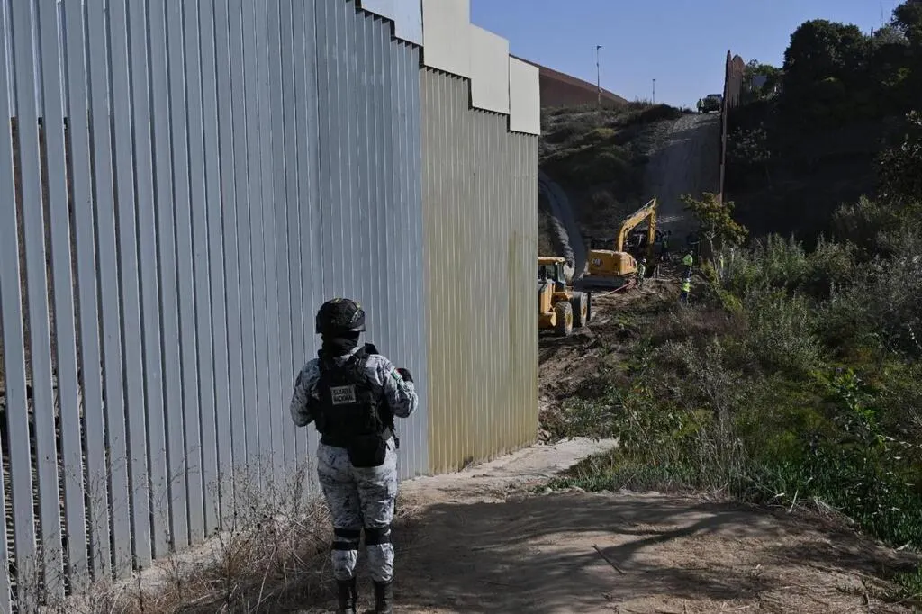 Trump s’attaque à la diversité et aux demandes d’asile, et lance son ...