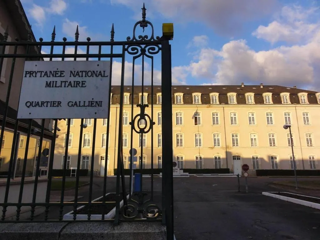 « Éviter l’épidémie » : des cas de gale au Prytanée de La Flèche, le lycée ferme - Le Mans ...