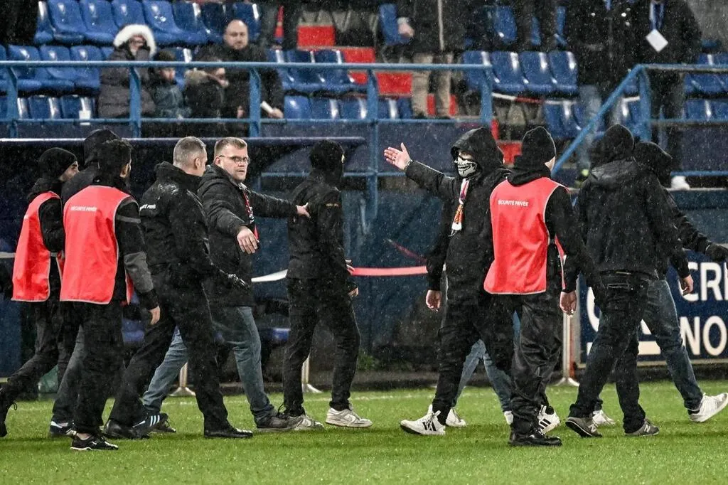Stade Malherbe Caen : des supporters furieux entrent sur la pelouse au ...