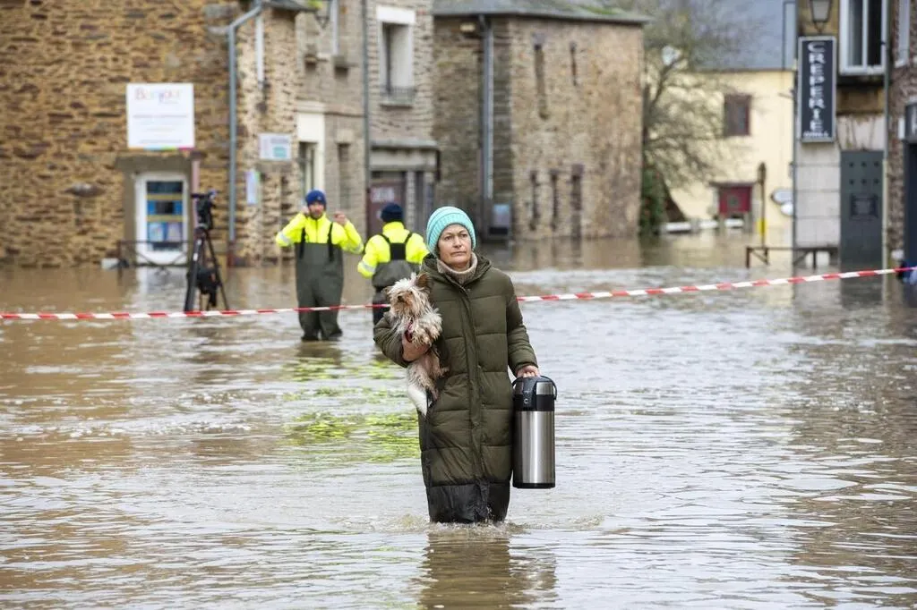 « Un peu de soutien »: Sarah sert du café au milieu des inondations de ...