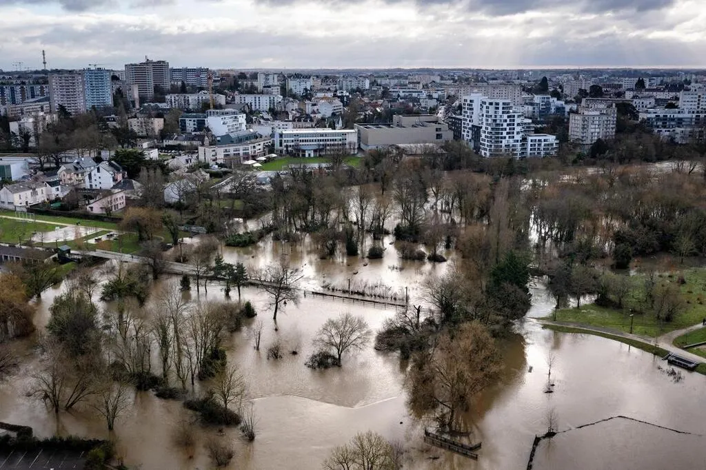 RÉCIT. Crues exceptionnelles dans l’Ouest : « Un pompier m’a portée sur ...