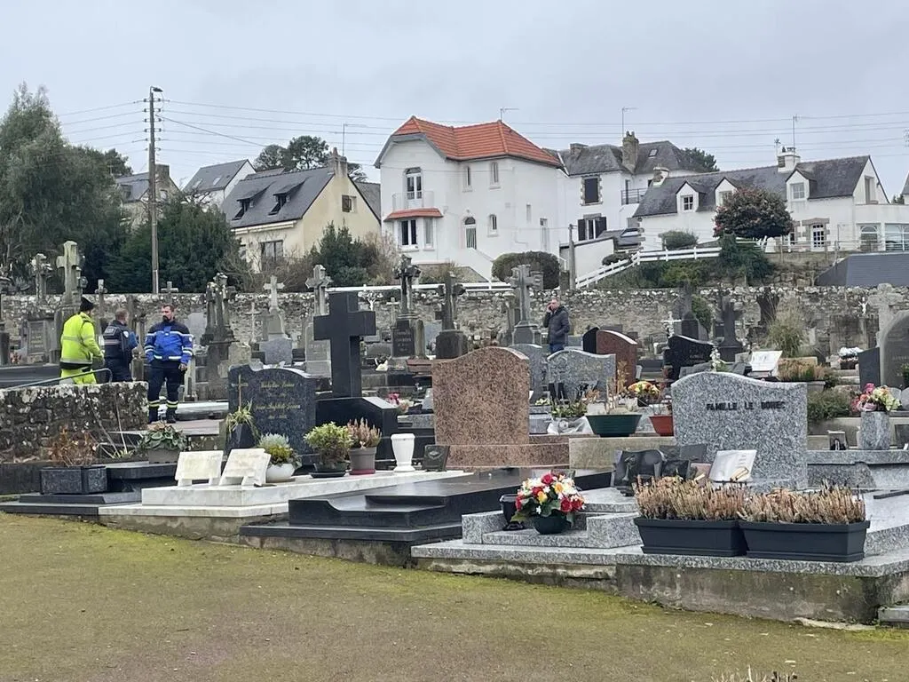 La tombe de Jean-Marie Le Pen a été vandalisée au cimetière de La Trinité-sur-Mer - La Seyne ...