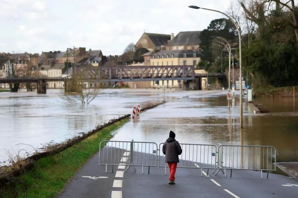 Inondations dans l’Ouest : huit départements en vigilance orange crues ...