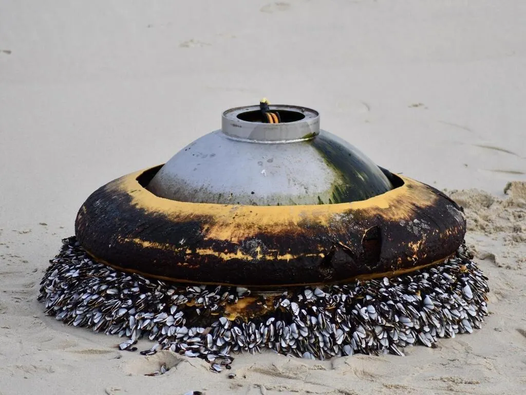 Un objet flottant non identifié découvert sur une plage de Bretagne ...