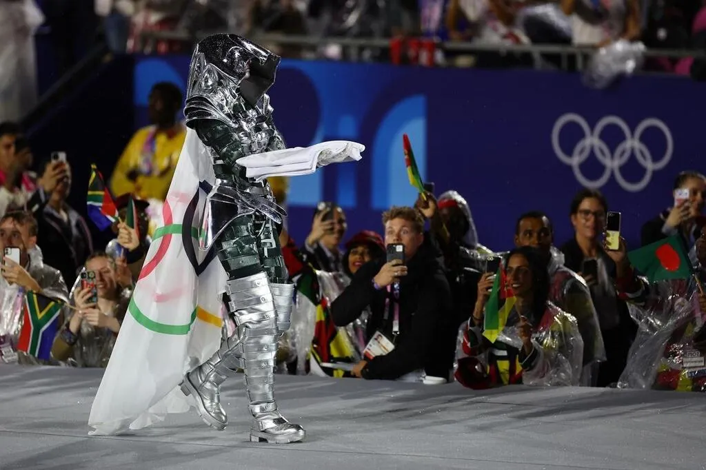 Cérémonie d’ouverture des JO 2024 : le costume en argent de la cavalière sera exposé à Paris ...