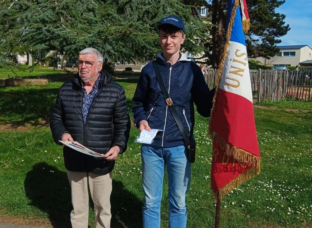 À 15 ans, il est le nouveau porte-drapeau de l’amicale des Cols bleus ...